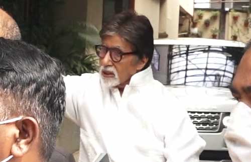 Amitabh Bachchan comes outside to thank his fans on his Birthday