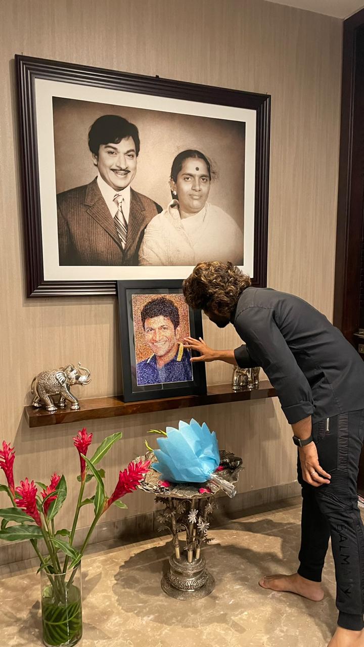 Allu Arjun visits Puneeth Rajkumar's house, pays his respects